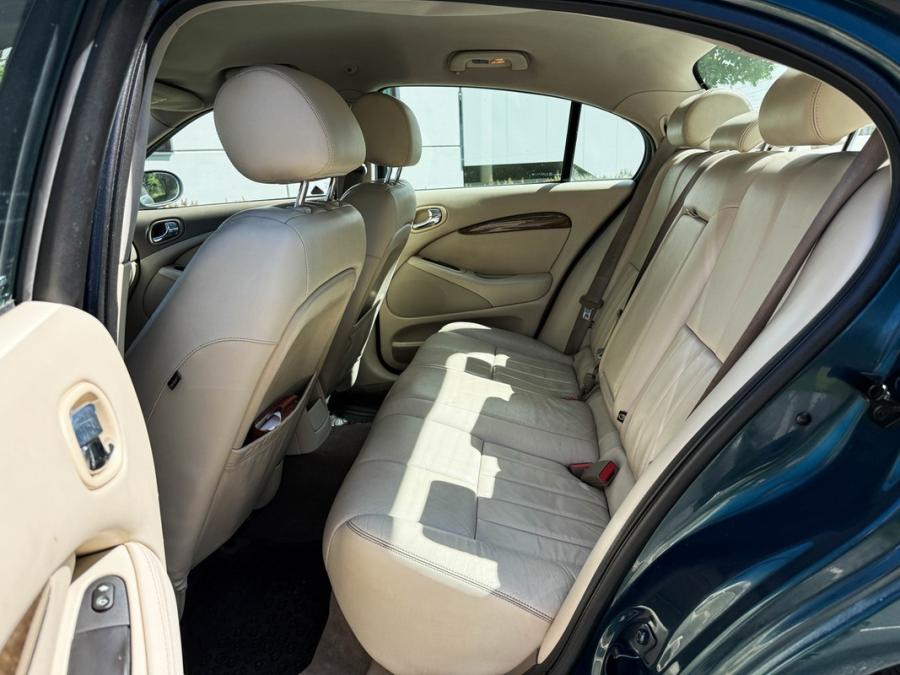 Jaguar S-Type 2003 in Tallinn, with an engine capacity of 2.50 L and mileage of 276 thousand km for 2200 €, photo 24 on AUTOMOTO.COM.LV