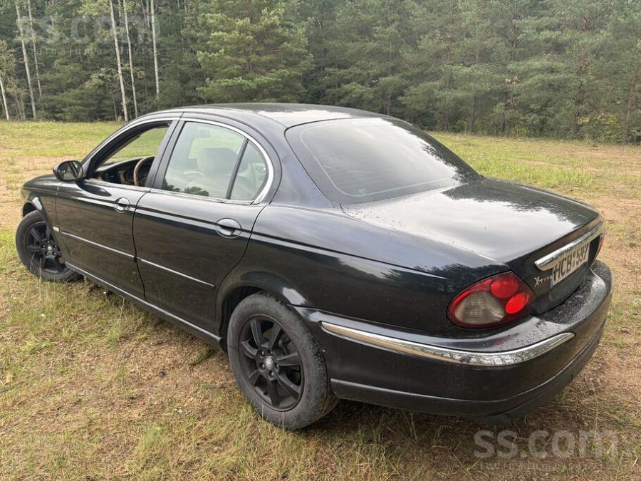 Black Jaguar X-Type 2005 in Daugavpils, with an engine capacity of 2.00 L and mileage of 370 thousand km for 1295 €, photo 4 on AUTOMOTO.COM.LV