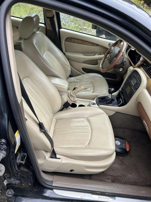 Melns Jaguar X-Type 2006 Viļņa, ar dzinēja tilpumu 2.00 L un nobraukumu 243 tūkst. km par 999 €, foto 9 vietnē AUTOMOTO.COM.LV
