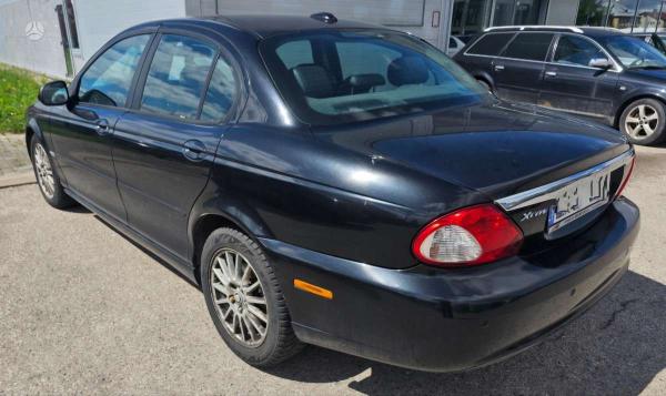 Black Jaguar X-Type 2009 in Kaunas, with an engine capacity of 2.20 L and mileage of 220 thousand km for 2499 €, photo 5 on AUTOMOTO.COM.LV