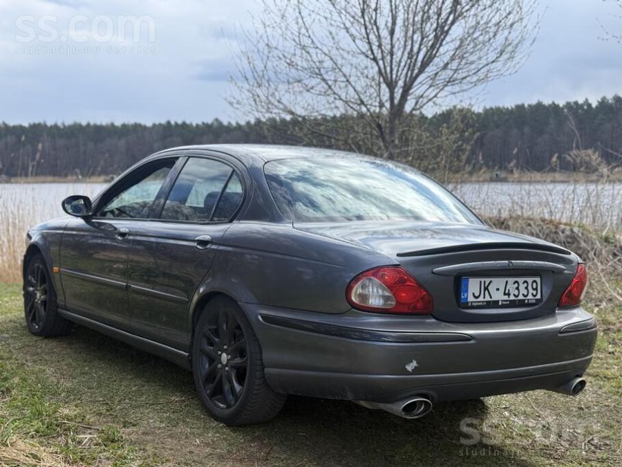 Pelēks Jaguar X-Type 2001 Rīga, ar dzinēja tilpumu 2.50 L un nobraukumu 260 tūkst. km par 1000 €, foto 4 vietnē AUTOMOTO.COM.LV