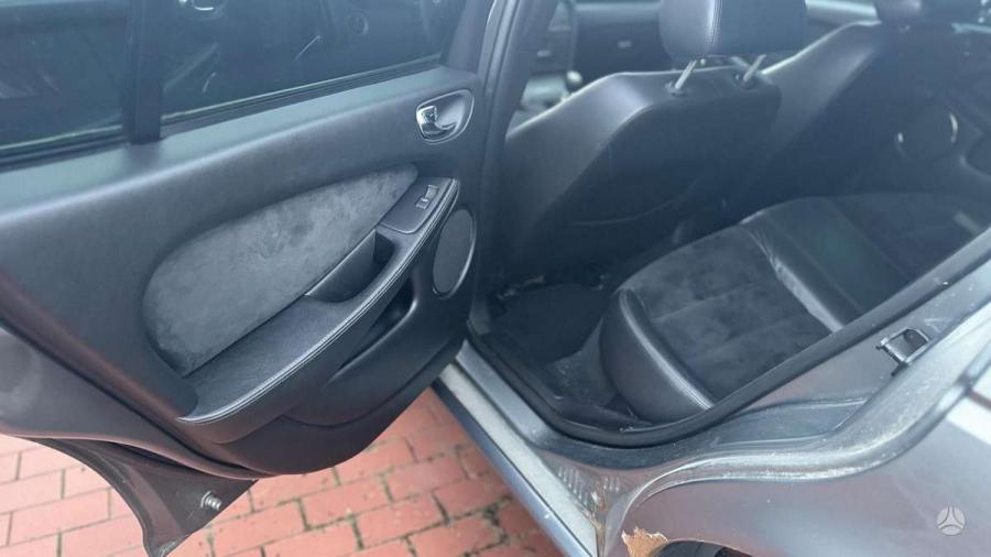 Grey Jaguar X-Type 2004 in Vilnius, with an engine capacity of 2.00 L and mileage of 248 thousand km for 1250 €, photo 40 on AUTOMOTO.COM.LV