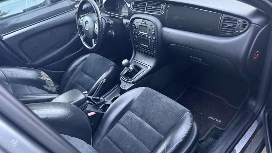 Grey Jaguar X-Type 2004 in Vilnius, with an engine capacity of 2.00 L and mileage of 248 thousand km for 1250 €, photo 42 on AUTOMOTO.COM.LV