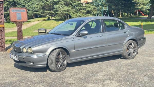 Pelēks Jaguar X-Type 2004 Viļņa, ar dzinēja tilpumu 2.00 L un nobraukumu 248 tūkst. km par 1250 €, foto 1 vietnē AUTOMOTO.COM.LV