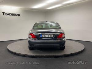 Pelēks Jaguar X-Type 2009 Pērnava, ar dzinēja tilpumu 2.20 L un nobraukumu 185 tūkst. km par 3990 €, foto 7 vietnē AUTOMOTO.COM.LV