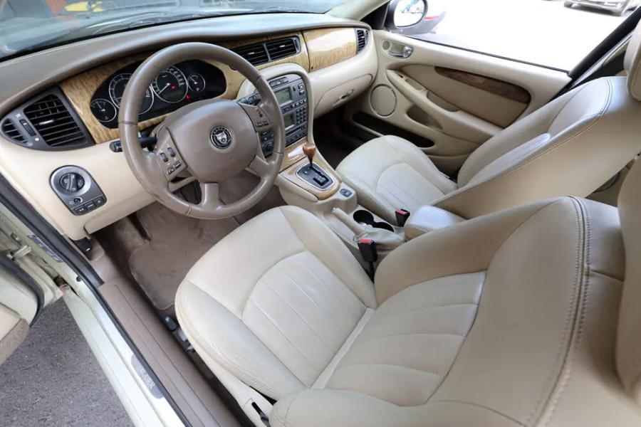 Yellow Jaguar X-Type 2007 in Jelgava, with an engine capacity of 2.50 L and mileage of 220 thousand km for 1990 €, photo 9 on AUTOMOTO.COM.LV