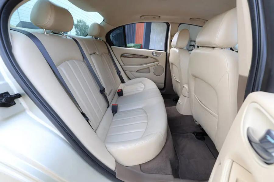 Yellow Jaguar X-Type 2007 in Jelgava, with an engine capacity of 2.50 L and mileage of 220 thousand km for 1990 €, photo 11 on AUTOMOTO.COM.LV