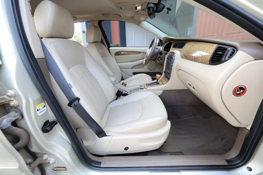 Yellow Jaguar X-Type 2007 in Jelgava, with an engine capacity of 2.50 L and mileage of 220 thousand km for 1990 €, photo 12 on AUTOMOTO.COM.LV