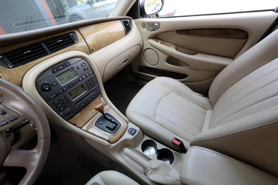 Yellow Jaguar X-Type 2007 in Jelgava, with an engine capacity of 2.50 L and mileage of 220 thousand km for 1990 €, photo 18 on AUTOMOTO.COM.LV