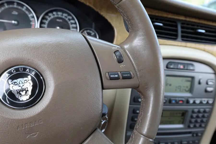 Yellow Jaguar X-Type 2007 in Jelgava, with an engine capacity of 2.50 L and mileage of 220 thousand km for 1990 €, photo 19 on AUTOMOTO.COM.LV