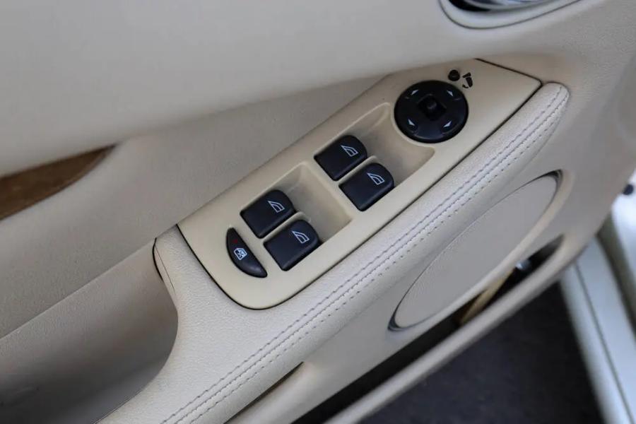 Yellow Jaguar X-Type 2007 in Jelgava, with an engine capacity of 2.50 L and mileage of 220 thousand km for 1990 €, photo 23 on AUTOMOTO.COM.LV