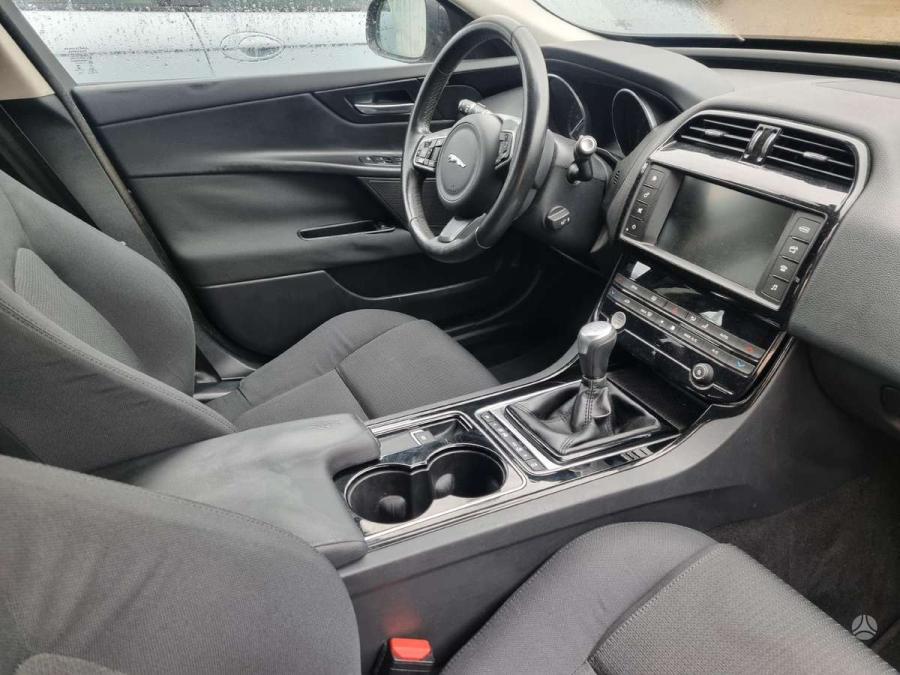 Black Jaguar XE 2015 in Kaunas, with an engine capacity of 2.00 L and mileage of 300 thousand km for 3950 €, photo 6 on AUTOMOTO.COM.LV