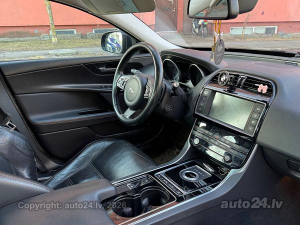 Melns Jaguar XE 2015 Tallina, ar dzinēja tilpumu 2.00 L un nobraukumu 255 tūkst. km par 12700 €, foto 5 vietnē AUTOMOTO.COM.LV