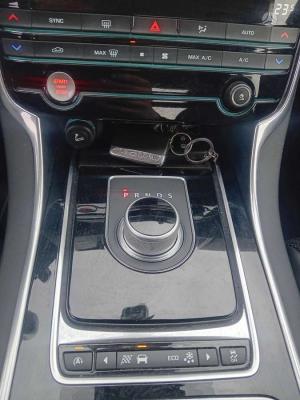 Черный Ягуар XE 2015 в Кельме, объемом двигателя 2.00 л и пробегом 217 тыс. км за 6200 €, фото 4 на AUTOMOTO.COM.LV