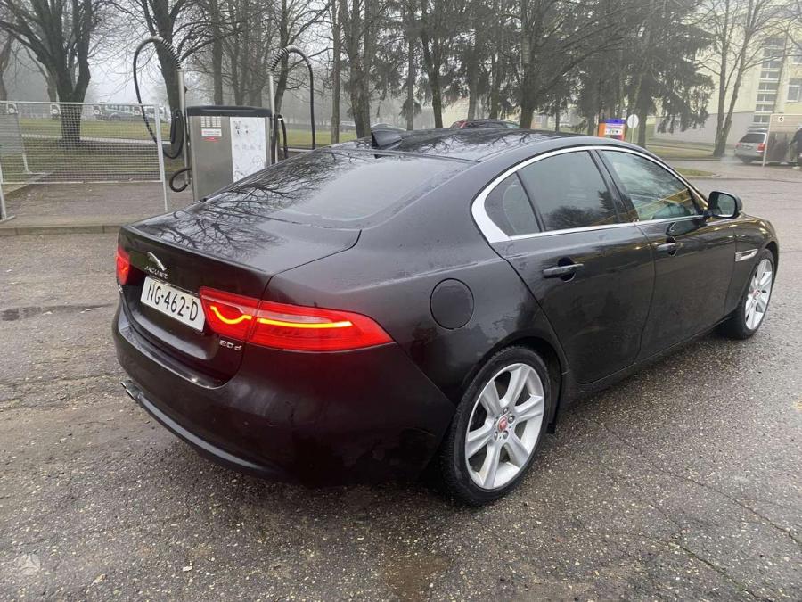 Black Jaguar XE 2016 in Vilnius, with an engine capacity of 2.00 L and mileage of 205 thousand km for 9600 €, photo 14 on AUTOMOTO.COM.LV