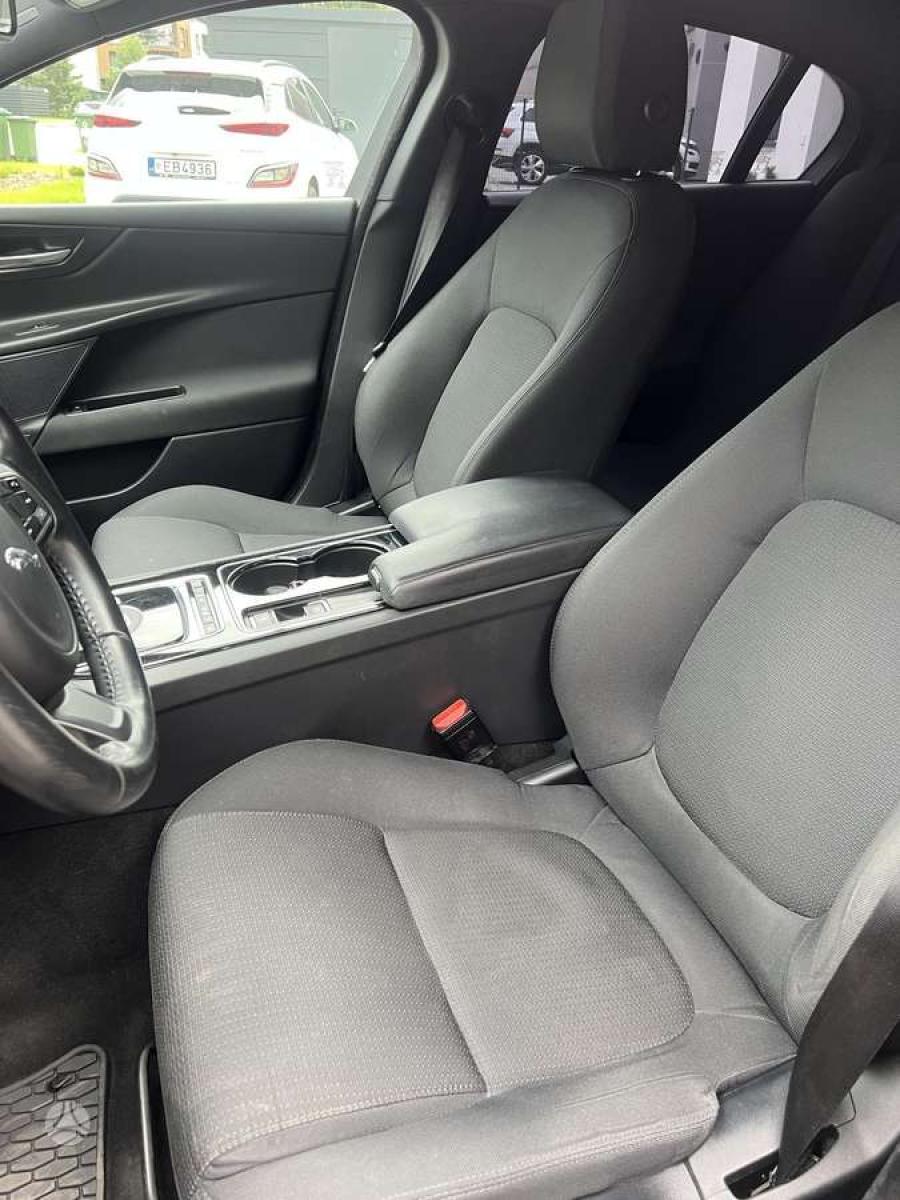 Melns Jaguar XE 2016 Radviliškis, ar dzinēja tilpumu 2.00 L un nobraukumu 182 tūkst. km par 7600 €, foto 8 vietnē AUTOMOTO.COM.LV