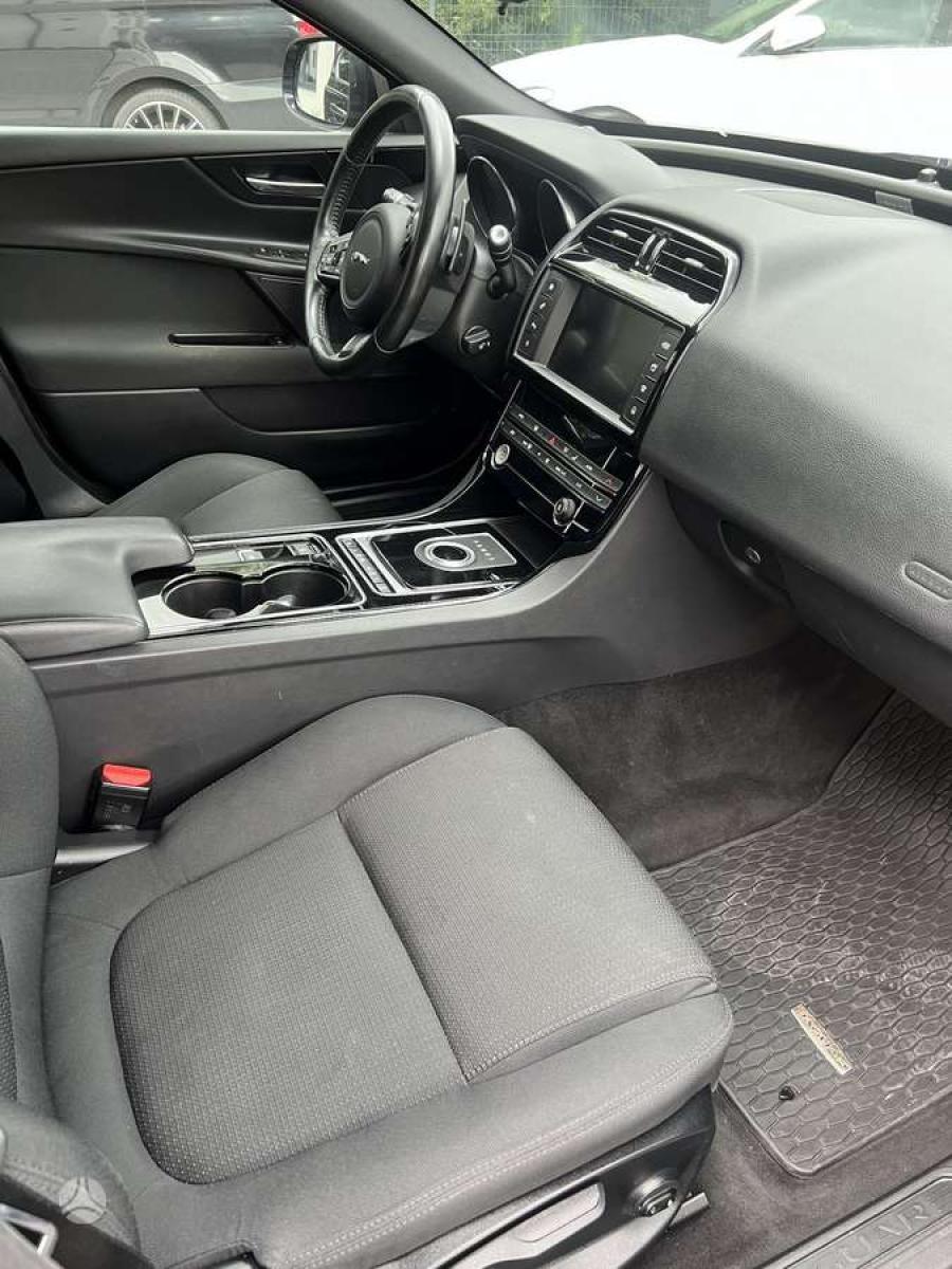Melns Jaguar XE 2016 Radviliškis, ar dzinēja tilpumu 2.00 L un nobraukumu 182 tūkst. km par 7600 €, foto 18 vietnē AUTOMOTO.COM.LV