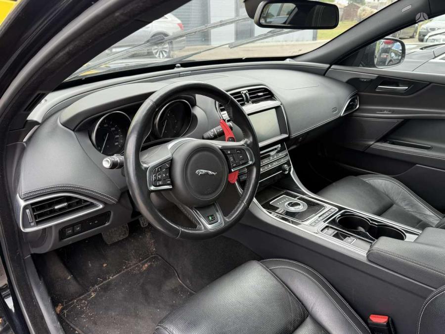 Черный Ягуар XE 2017 в Утена, объемом двигателя 2.00 л и пробегом 180 тыс. км за 5900 €, фото 10 на AUTOMOTO.COM.LV