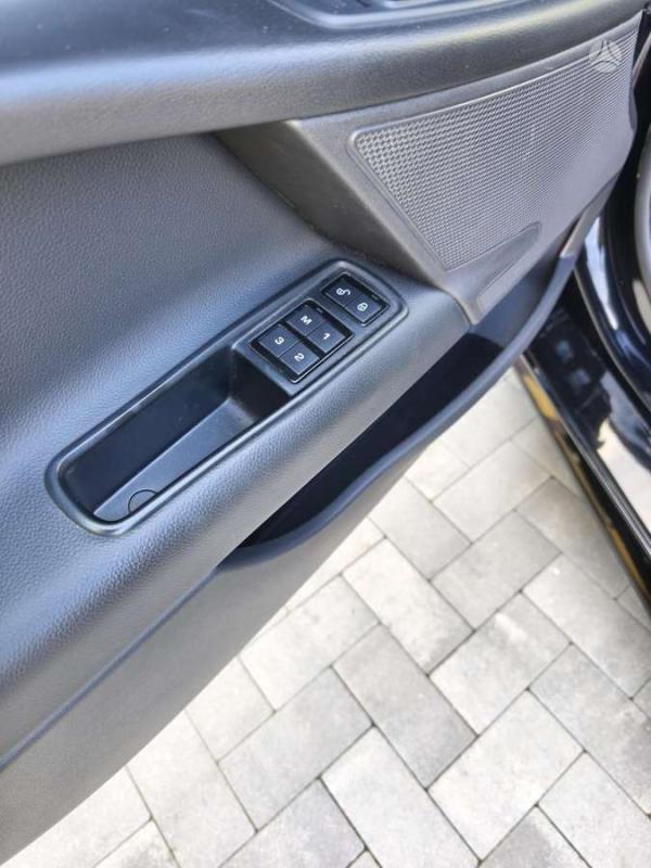 Black Jaguar XE 2017 in Birzai, with an engine capacity of 2.00 L and mileage of 108 thousand km for 11500 €, photo 6 on AUTOMOTO.COM.LV