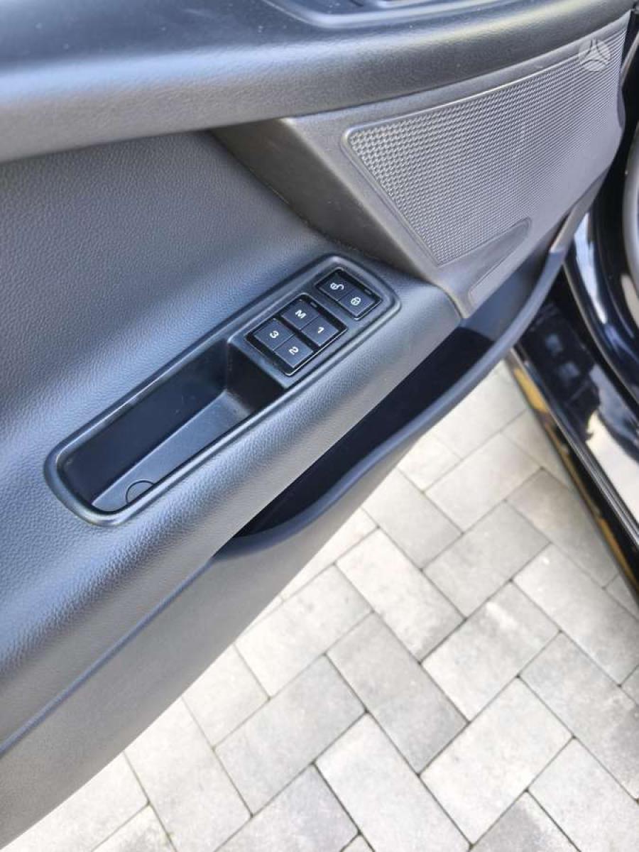 Black Jaguar XE 2017 in Birzai, with an engine capacity of 2.00 L and mileage of 108 thousand km for 11500 €, photo 7 on AUTOMOTO.COM.LV