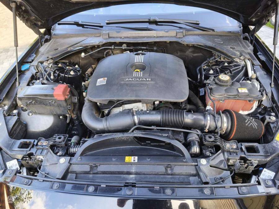 Black Jaguar XE 2017 in Birzai, with an engine capacity of 2.00 L and mileage of 108 thousand km for 11500 €, photo 9 on AUTOMOTO.COM.LV