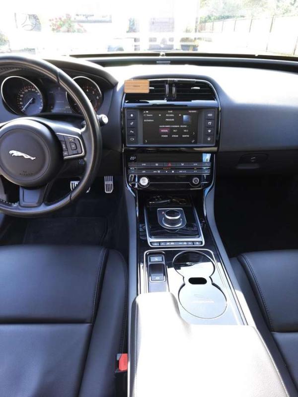 Black Jaguar XE 2017 in Birzai, with an engine capacity of 2.00 L and mileage of 108 thousand km for 11500 €, photo 10 on AUTOMOTO.COM.LV