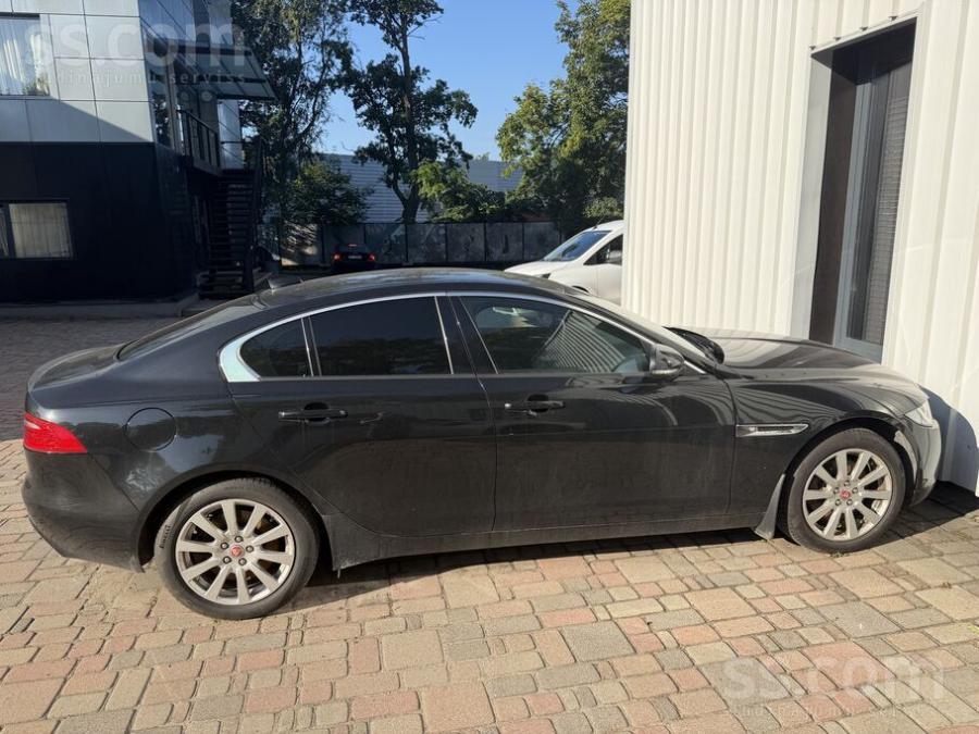 Black Jaguar XE 2017 in Riga, with an engine capacity of 2.00 L and mileage of 130 thousand km for 8500 €, photo 1 on AUTOMOTO.COM.LV