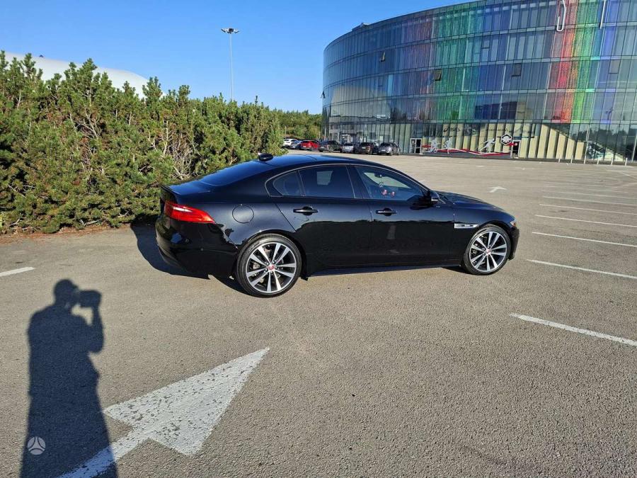Черный Ягуар XE 2018 в Шяуляй, объемом двигателя 2.00 л и пробегом 70 тыс. км за 12900 €, фото 3 на AUTOMOTO.COM.LV