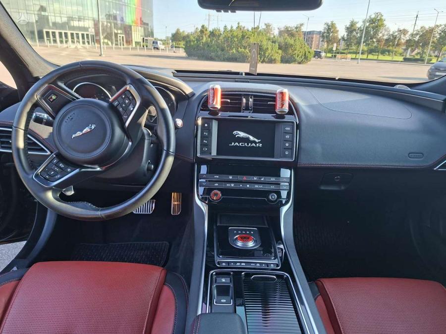 Черный Ягуар XE 2018 в Шяуляй, объемом двигателя 2.00 л и пробегом 70 тыс. км за 12900 €, фото 32 на AUTOMOTO.COM.LV