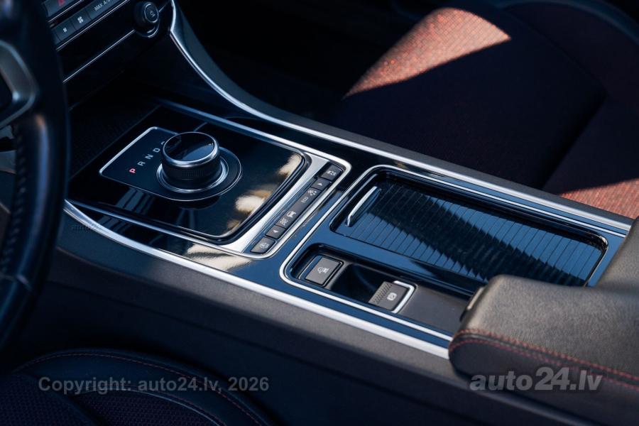 Melns Jaguar XE 2019 Tallina, ar dzinēja tilpumu 2.00 L un nobraukumu 140 tūkst. km par 22899 €, foto 16 vietnē AUTOMOTO.COM.LV
