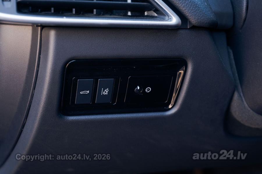 Melns Jaguar XE 2019 Tallina, ar dzinēja tilpumu 2.00 L un nobraukumu 140 tūkst. km par 22899 €, foto 18 vietnē AUTOMOTO.COM.LV