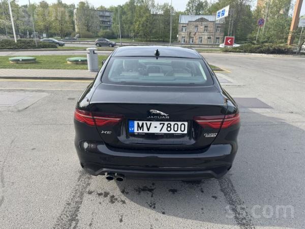 Black Jaguar XE 2021 in Riga, with an engine capacity of 2.00 L and mileage of 75 thousand km for 24000 €, photo 4 on AUTOMOTO.COM.LV