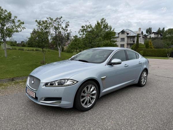 Blue Jaguar XE 2015 in Utena, with an engine capacity of 2.20 L and mileage of 187 thousand km for 7950 €, photo 1 on AUTOMOTO.COM.LV