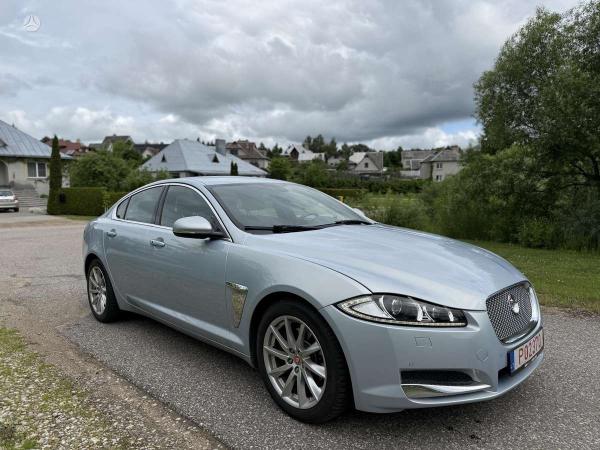 Blue Jaguar XE 2015 in Utena, with an engine capacity of 2.20 L and mileage of 187 thousand km for 7950 €, photo 3 on AUTOMOTO.COM.LV
