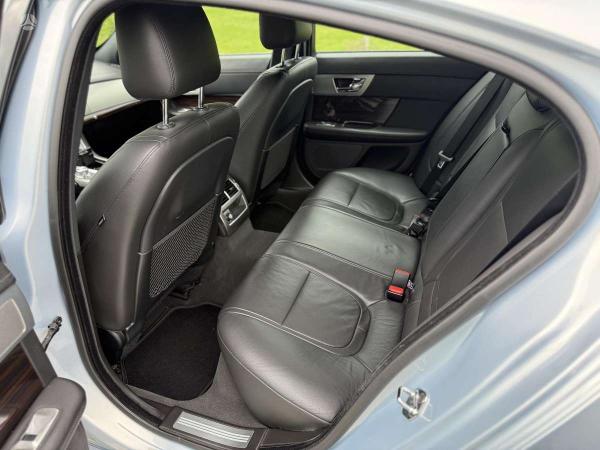 Blue Jaguar XE 2015 in Utena, with an engine capacity of 2.20 L and mileage of 187 thousand km for 7950 €, photo 9 on AUTOMOTO.COM.LV