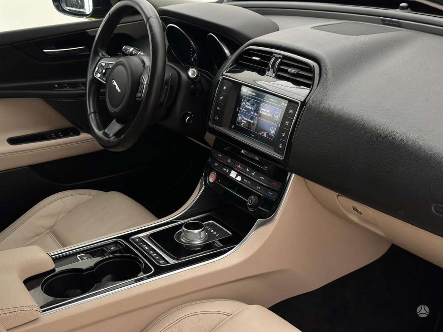 Zils Jaguar XE 2016 Viļņa, ar dzinēja tilpumu 2.00 L un nobraukumu 153 tūkst. km par 8690 €, foto 15 vietnē AUTOMOTO.COM.LV