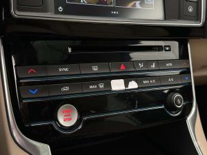 Zils Jaguar XE 2016 Viļņa, ar dzinēja tilpumu 2.00 L un nobraukumu 153 tūkst. km par 8690 €, foto 19 vietnē AUTOMOTO.COM.LV
