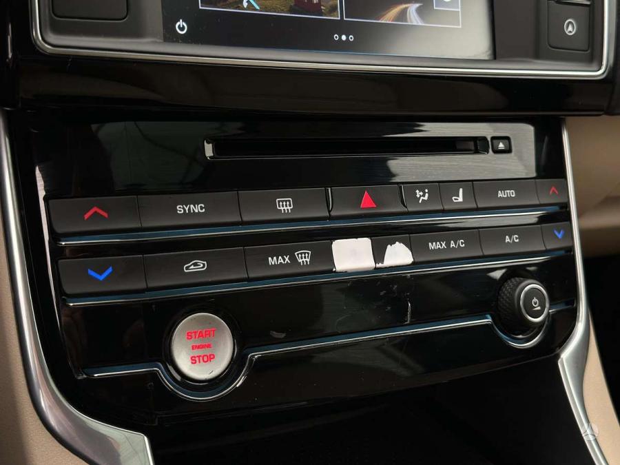 Zils Jaguar XE 2016 Viļņa, ar dzinēja tilpumu 2.00 L un nobraukumu 153 tūkst. km par 8690 €, foto 19 vietnē AUTOMOTO.COM.LV