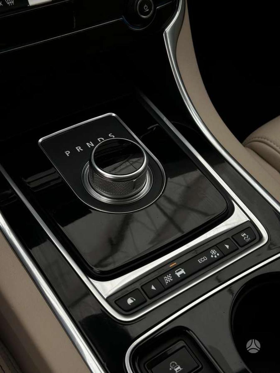 Zils Jaguar XE 2016 Viļņa, ar dzinēja tilpumu 2.00 L un nobraukumu 153 tūkst. km par 8490 €, foto 18 vietnē AUTOMOTO.COM.LV