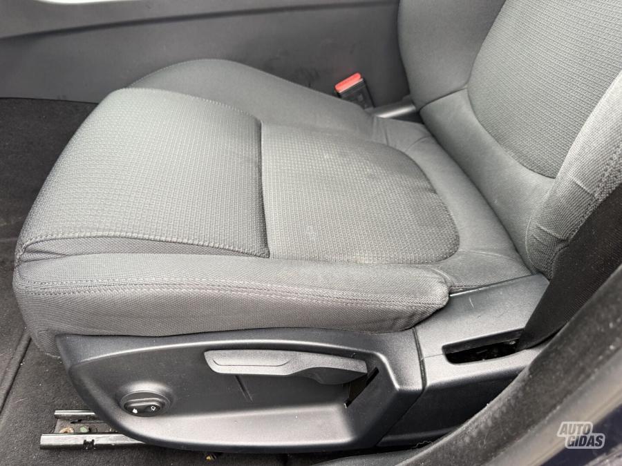 Blue Jaguar XE 2016 in Utena, with an engine capacity of 2.00 L and mileage of 173 thousand km for 6500 €, photo 16 on AUTOMOTO.COM.LV