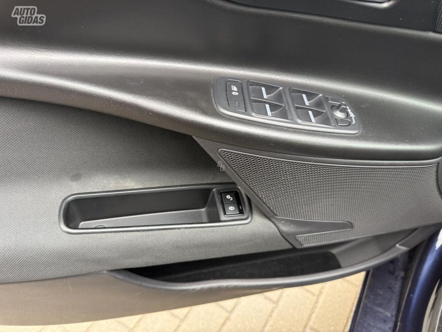 Blue Jaguar XE 2016 in Utena, with an engine capacity of 2.00 L and mileage of 173 thousand km for 6500 €, photo 19 on AUTOMOTO.COM.LV