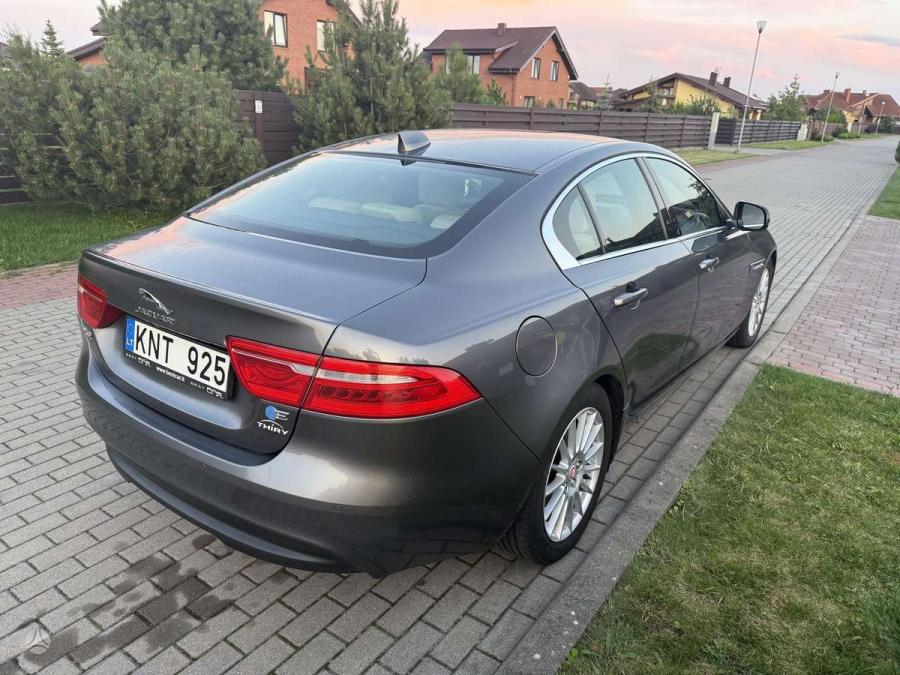 Brown Jaguar XE 2016 in Vilnius, with an engine capacity of 2.00 L and mileage of 307 thousand km for 6200 €, photo 4 on AUTOMOTO.COM.LV