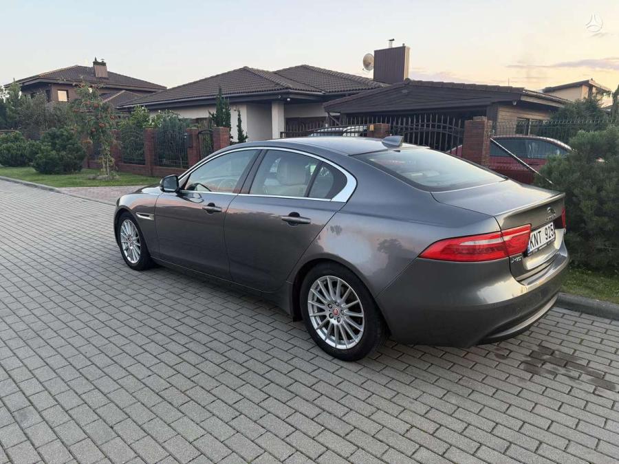 Brown Jaguar XE 2016 in Vilnius, with an engine capacity of 2.00 L and mileage of 307 thousand km for 6200 €, photo 6 on AUTOMOTO.COM.LV