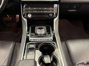 Grey Jaguar XE 2015 in Vilnius, with an engine capacity of 2.00 L and mileage of 243 thousand km for 6000 €, photo 19 on AUTOMOTO.COM.LV