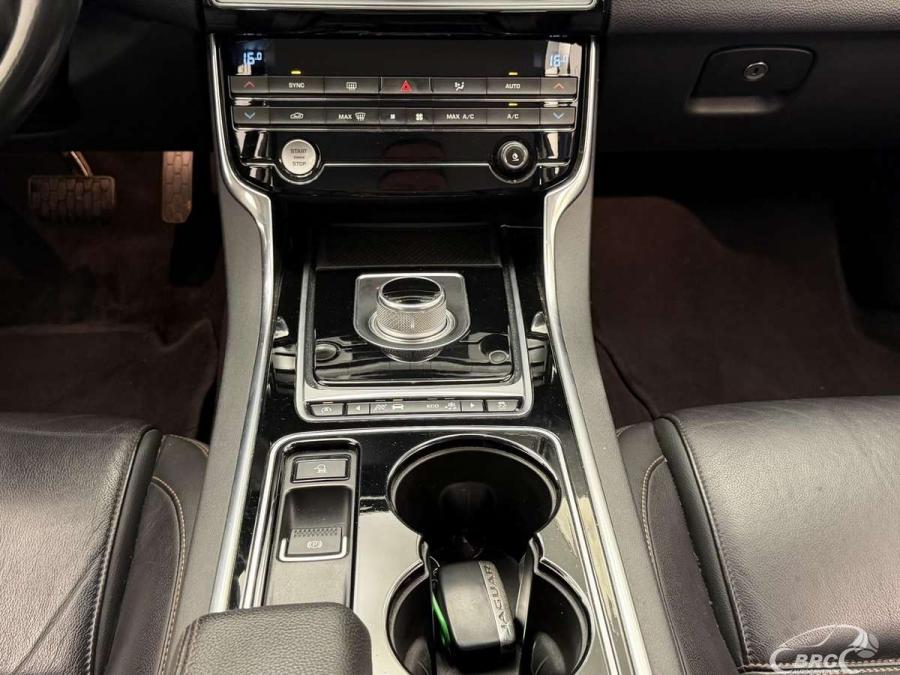 Grey Jaguar XE 2015 in Vilnius, with an engine capacity of 2.00 L and mileage of 243 thousand km for 6000 €, photo 19 on AUTOMOTO.COM.LV