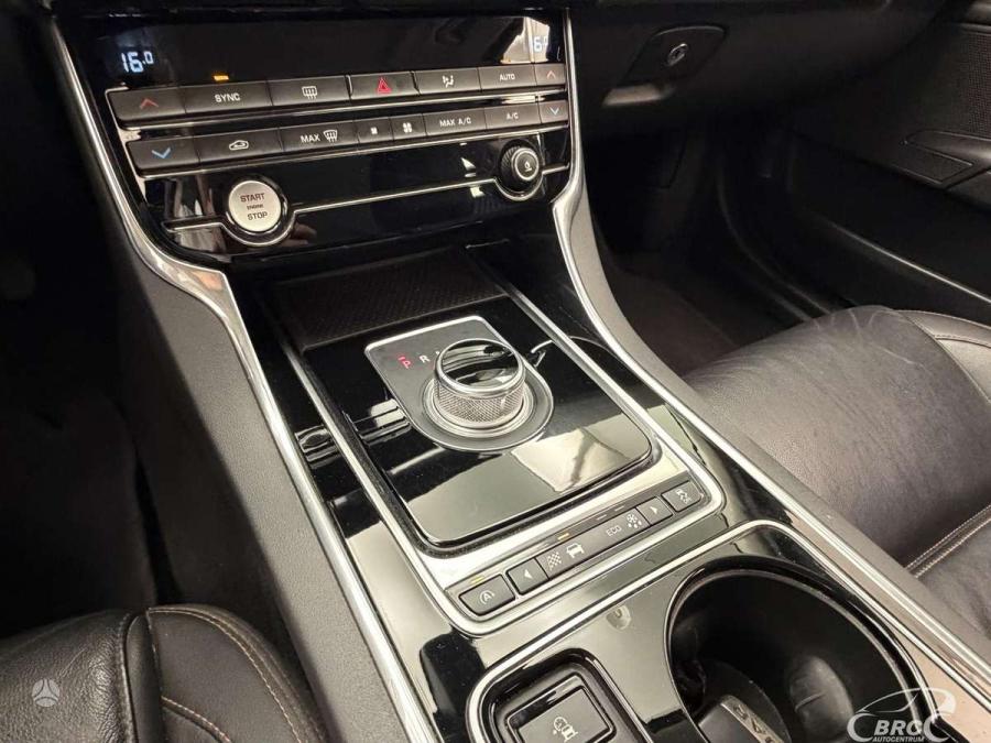 Grey Jaguar XE 2015 in Vilnius, with an engine capacity of 2.00 L and mileage of 243 thousand km for 6000 €, photo 27 on AUTOMOTO.COM.LV