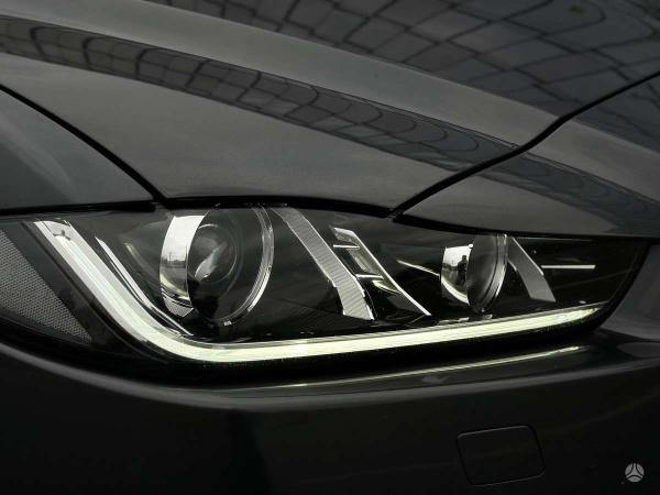 Pelēks Jaguar XE 2016 Viļņa, ar dzinēja tilpumu 2.00 L un nobraukumu 173 tūkst. km par 12990 €, foto 10 vietnē AUTOMOTO.COM.LV