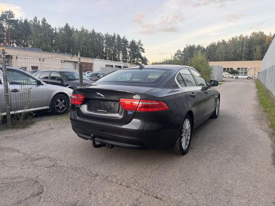 Grey Jaguar XE 2016 in Jonava, with an engine capacity of 2.00 L and mileage of 170 thousand km for 3950 €, photo 5 on AUTOMOTO.COM.LV