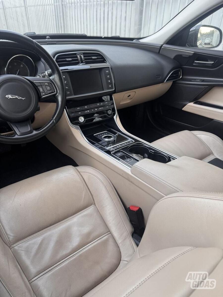 Grey Jaguar XE 2016 in Jonava, with an engine capacity of 2.00 L and mileage of 170 thousand km for 3950 €, photo 8 on AUTOMOTO.COM.LV