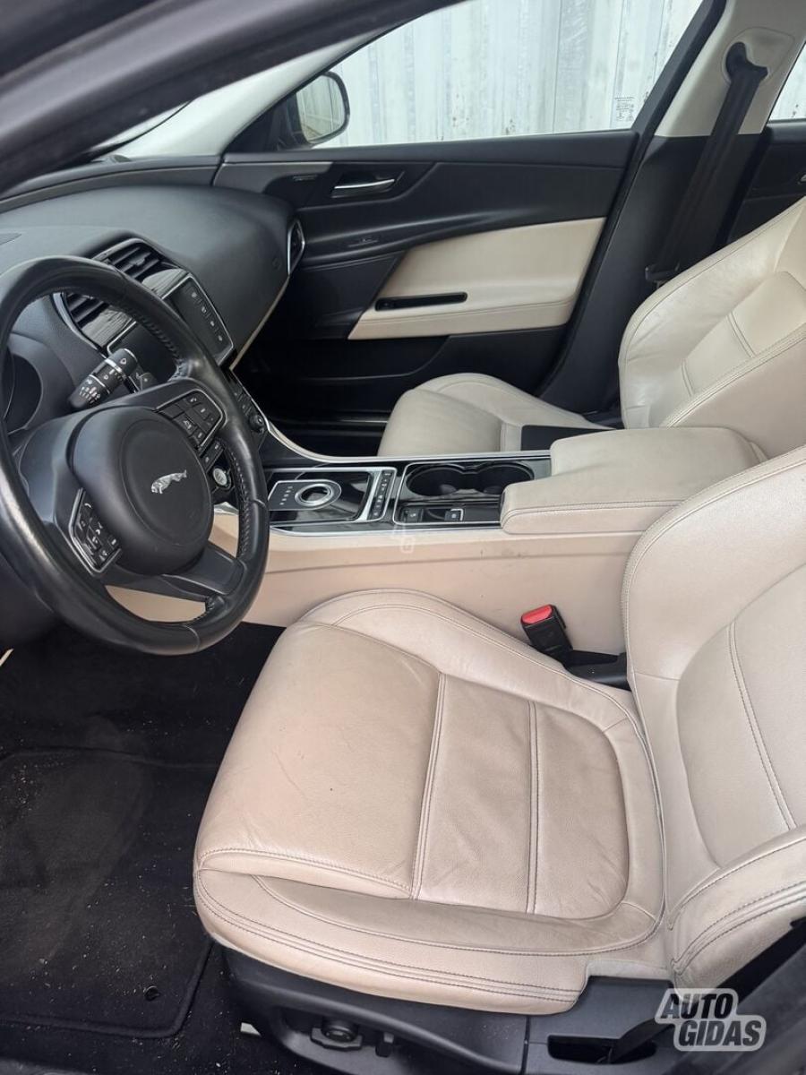 Grey Jaguar XE 2016 in Jonava, with an engine capacity of 2.00 L and mileage of 170 thousand km for 3950 €, photo 10 on AUTOMOTO.COM.LV